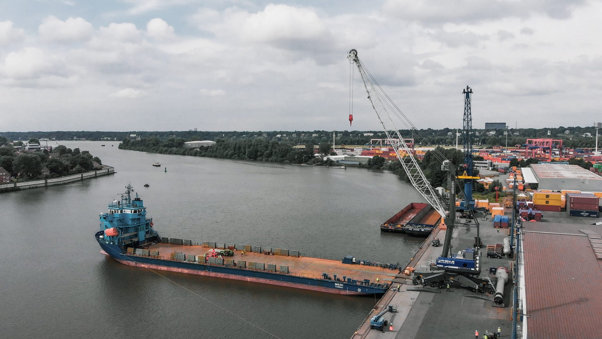 Rhenus Hamburg relies on Liebherr mobile harbour crane technology