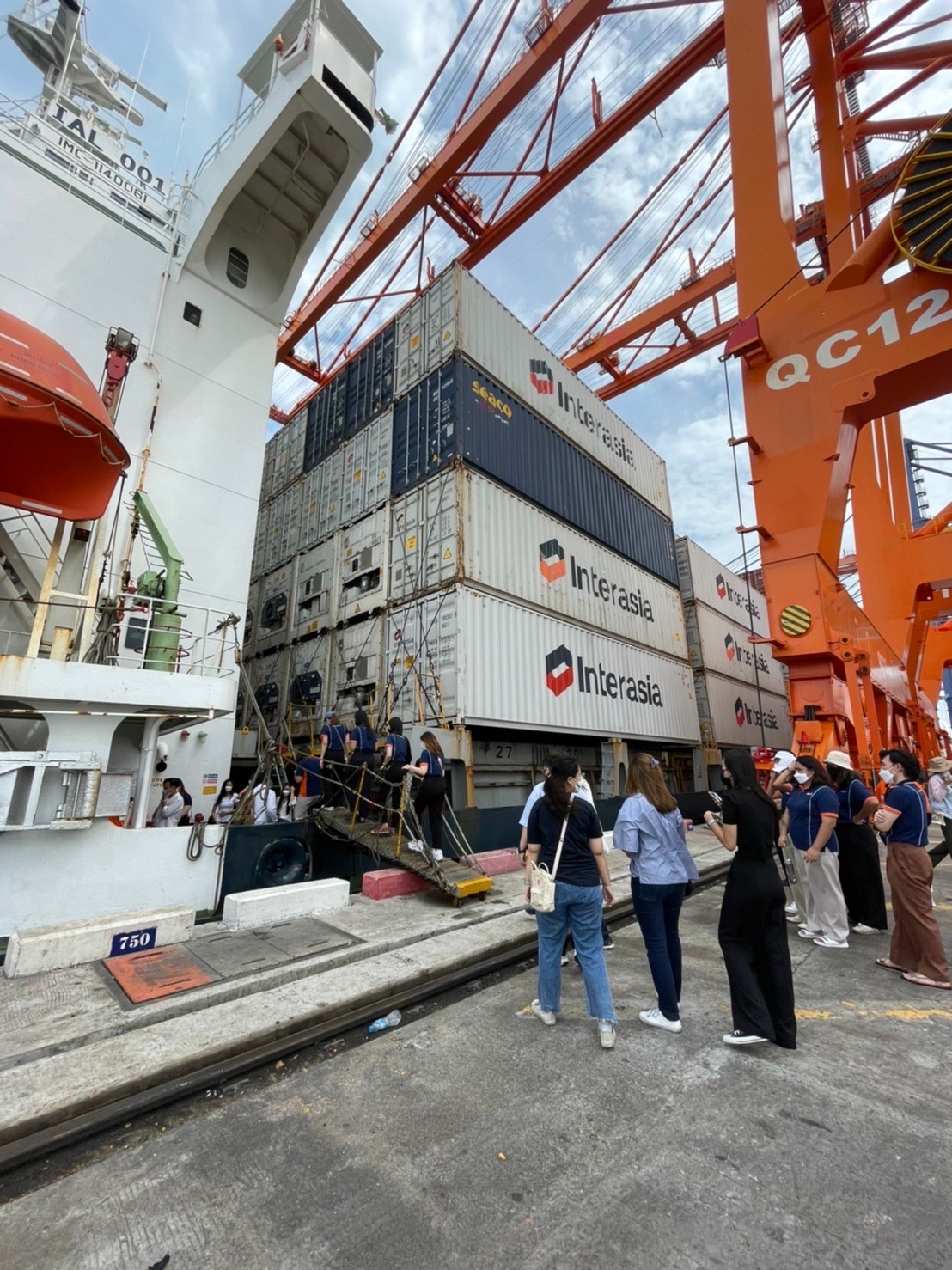 Interasia Lines (Thailand) จัดกิจกรรมเยี่ยมชมเรือ IAL001 ขณะเข้าเทียบ ...