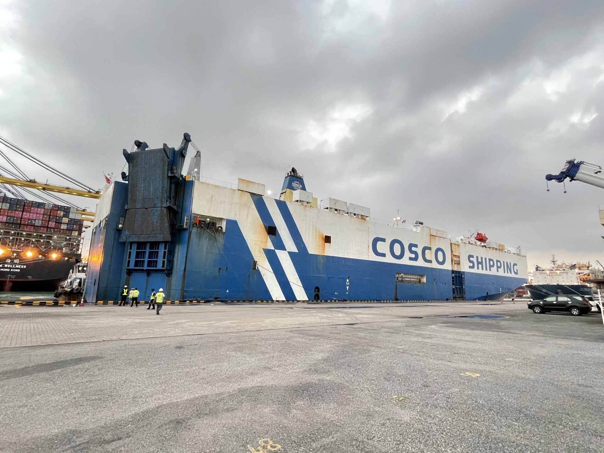 COSCO SHIPPING SPECIALIZED CARRIERS ปฏิบัติการเรือขนส่งสินค้าเข้าเทียบ ...