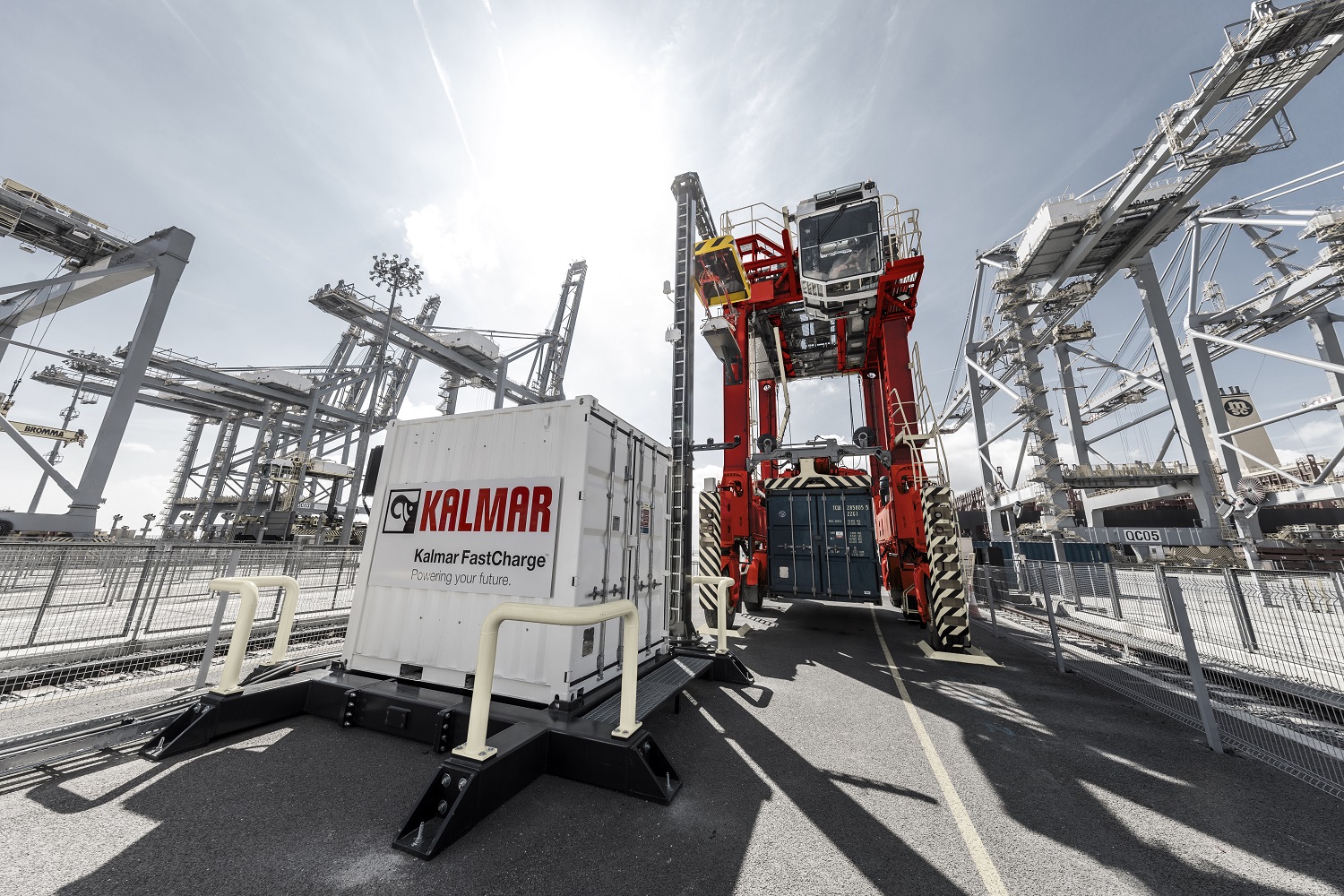 Kalmar’s Electric and Hybrid Straddle Carriers Cut Emissions at ECT ...