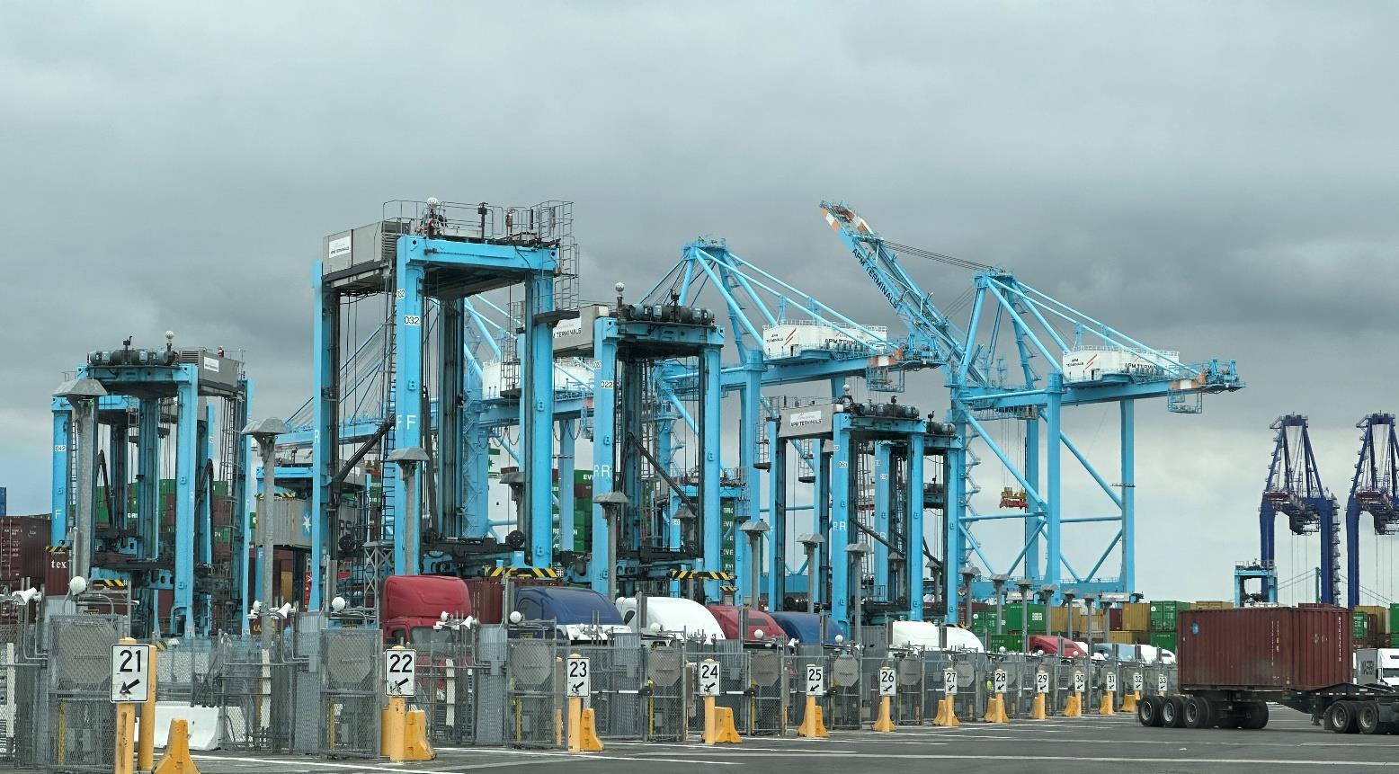 Kalmar and APM Terminals Join Forces for Straddle Carrier ...