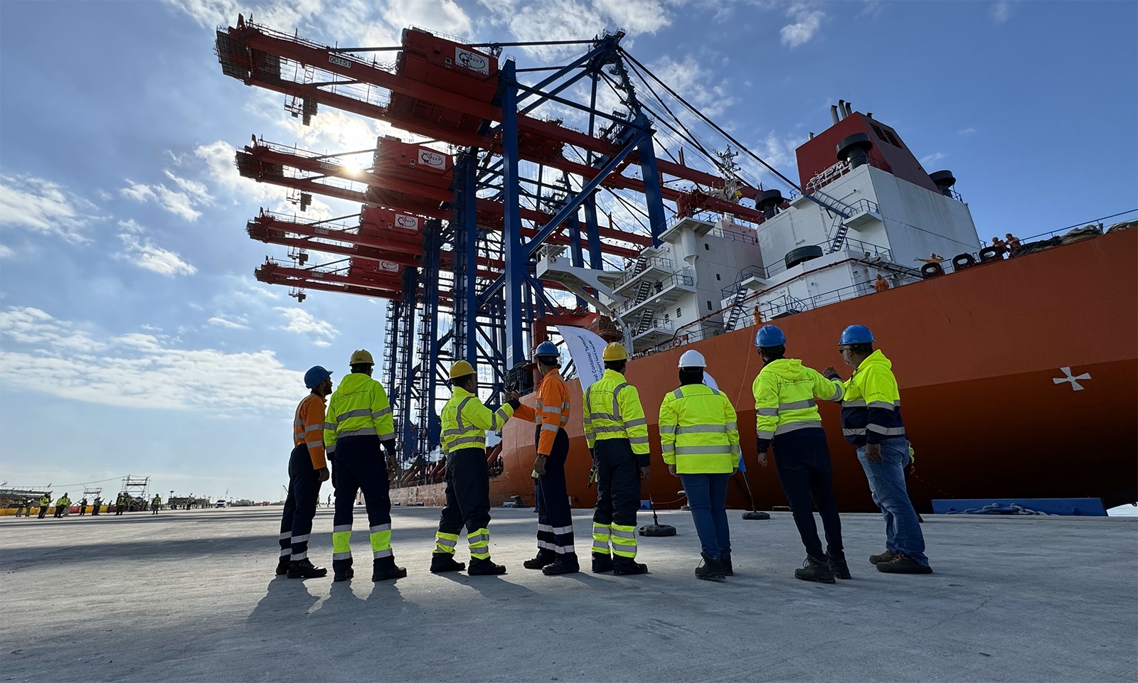 SCCT รับมอบเครนขนาดยักษ์ชุดใหม่ เดินหน้าโครงการขยายท่าเทียบเรือ ...