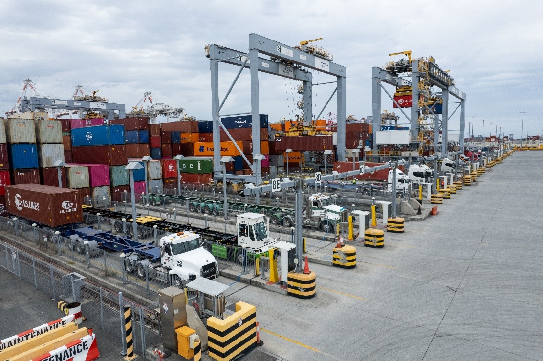 DP World Unveils Australia's First Electric Internal Transfer Vehicle ...